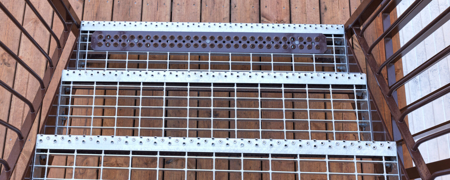 Trappsteg i gallerdurk, slitsdurk och lättdurk – Weland AB